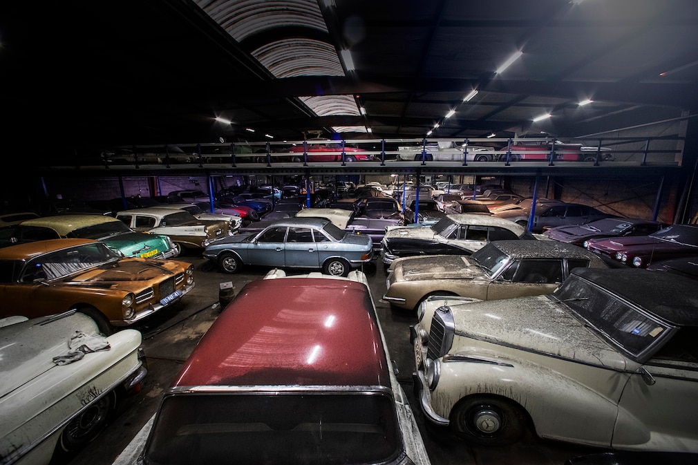 Kurioser Scheunenfund: Diese 230 Oldtimer sind Millionen wert! - AUTO ...