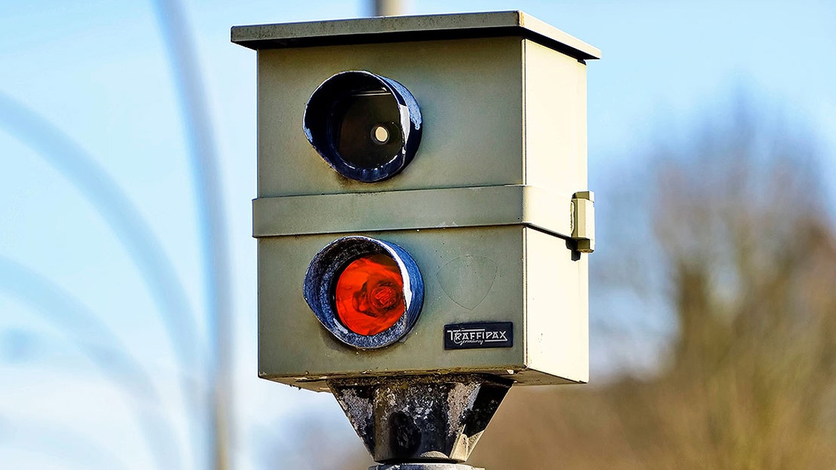 Schneller als die Polizei erlaubt: Manchmal sogar erlaubt - AUTO BILD