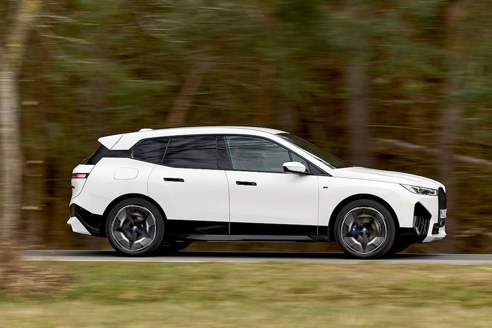 BMW iX M60 vs. Mercedes EQS 580: zwei Elektro-SUV im Test - AUTO BILD