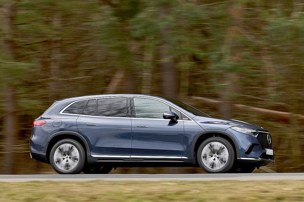 BMW iX M60 vs. Mercedes EQS 580: zwei Elektro-SUV im Test - AUTO BILD