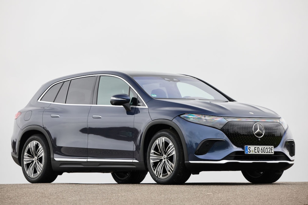 BMW iX M60 vs. Mercedes EQS 580: zwei Elektro-SUV im Test - AUTO BILD
