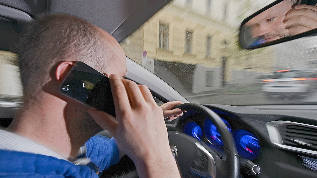 Lebensgefahr durch Unaufmerksamkeit am Steuer - AUTO BILD