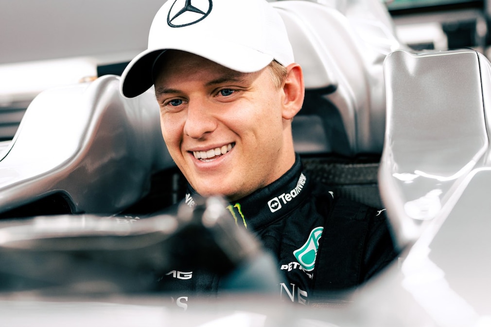 Schumi jr. nimmt in Michaels Mercedes Platz - AUTO BILD