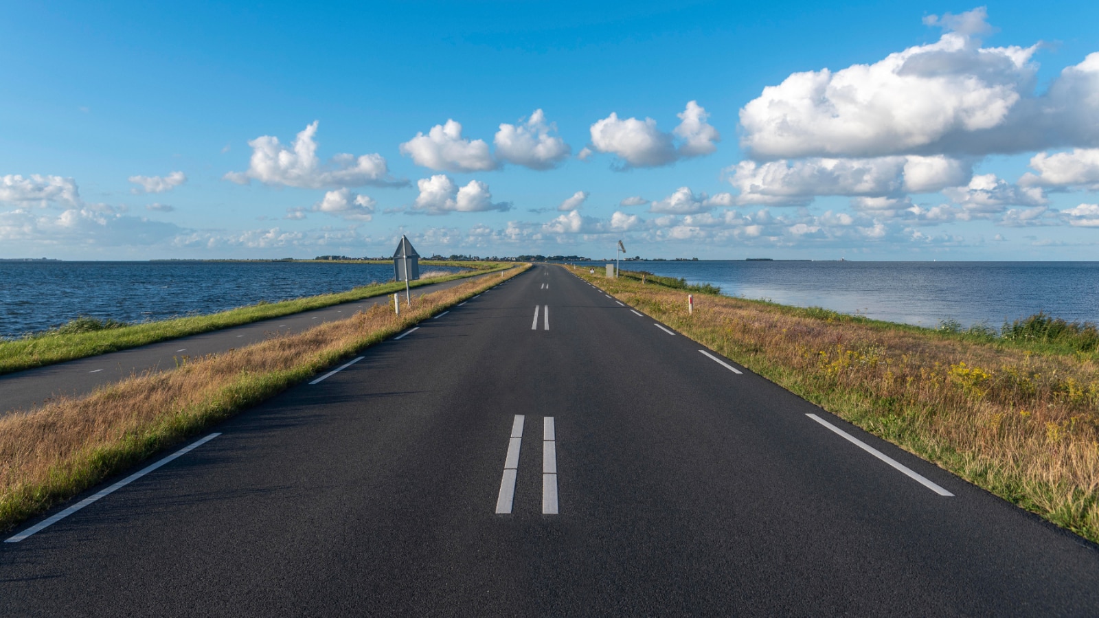 Doppelt gestrichelte Mittellinie: So verhalten Sie sich richtig - AUTO BILD