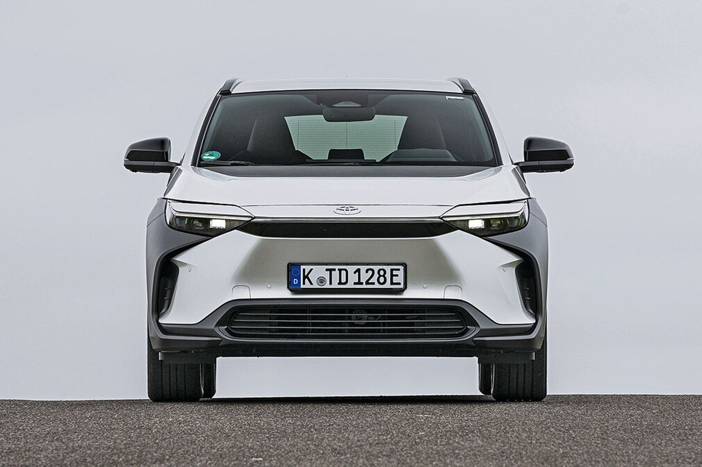 Toyota bZ4X: elektrisches Kompakt-SUV mit Frontantrieb im Test - AUTO BILD