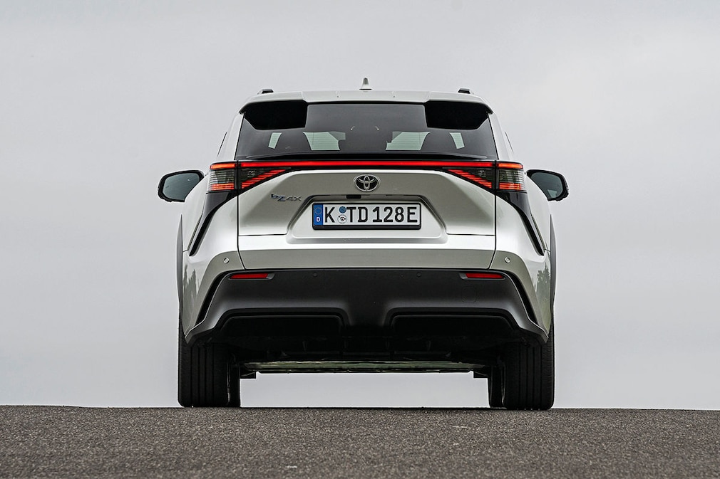 Toyota bZ4X: elektrisches Kompakt-SUV mit Frontantrieb im Test - AUTO BILD
