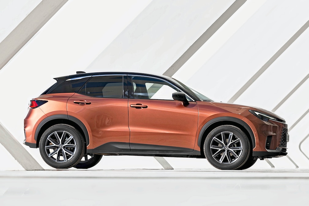 Lexus LBX: Kompakt-SUV mit Hybrid-Antrieb im ersten Check - AUTO BILD