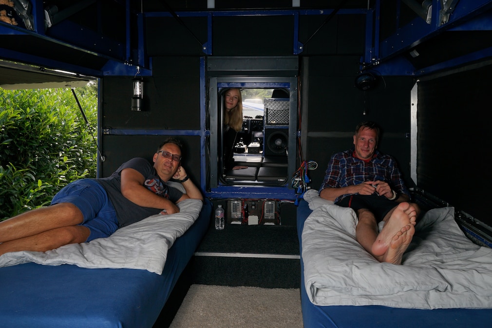 THW-Auto als Camper: Zwei Freunde verreisen mit Iveco Magirus - AUTO BILD