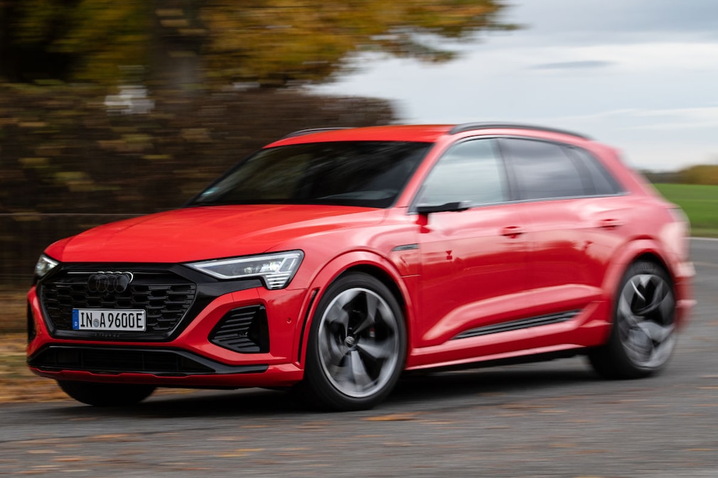 Audi SQ8 e-tron vs. BMW iX1: starke Elektro-SUV im Test - AUTO BILD