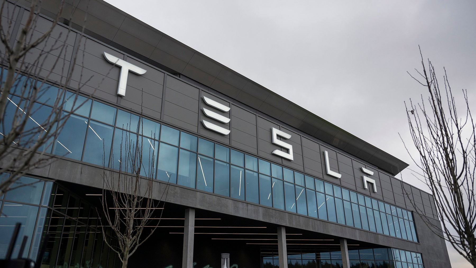 Tesla-Gigafactory Berlin setzt Produktion aus - AUTO BILD