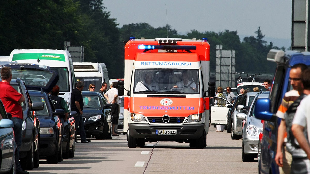 Rettungsgasse: In diesem Fall muss sie nicht gebildet werden - AUTO BILD