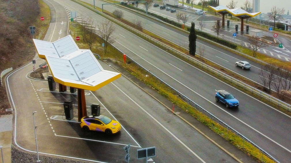 Autobahnraststätte von Fastned für Elektrofahrzeuge - AUTO BILD