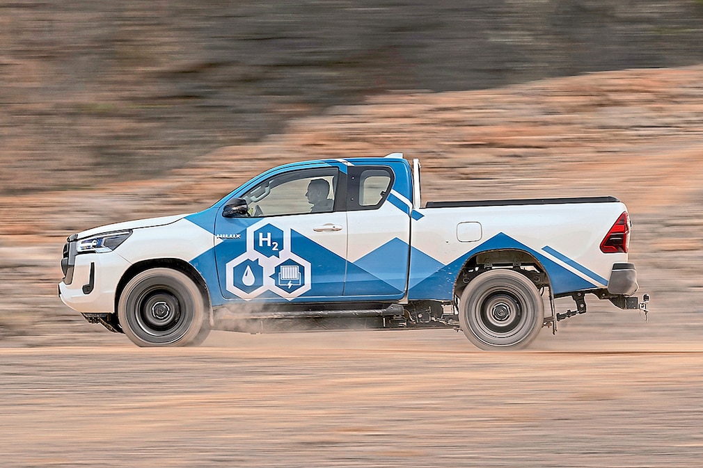 Toyota Hilux mit Wasserstoffantrieb: Prototyp im ersten Test - AUTO BILD