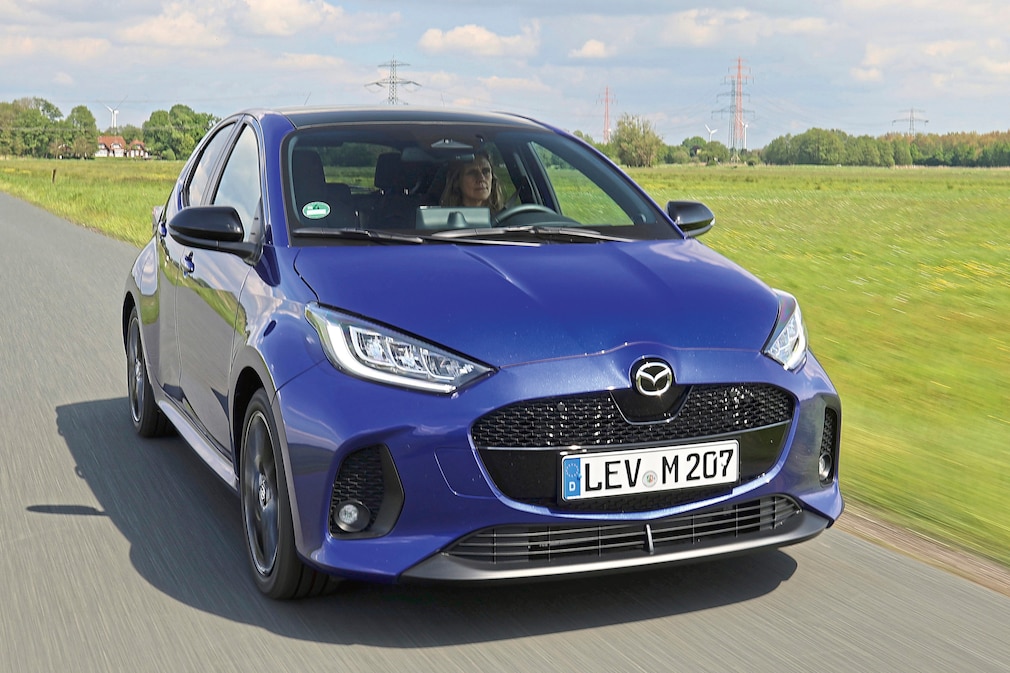 Mazda2 vs. Opel Corsa: Kleinwagen mit Hybridantrieb im Test - AUTO BILD
