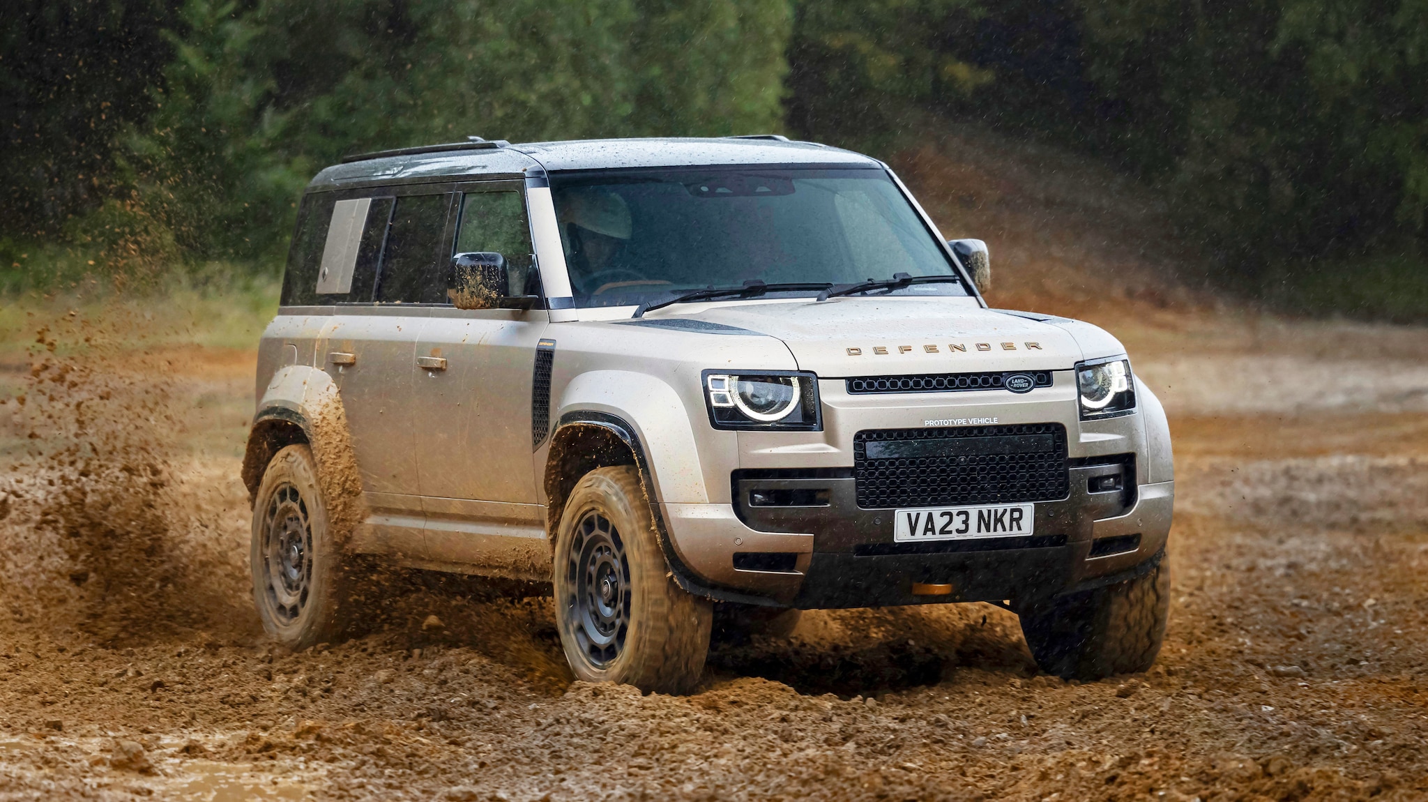 Land Rover Defender Octa: erste Mitfahrt - AUTO BILD