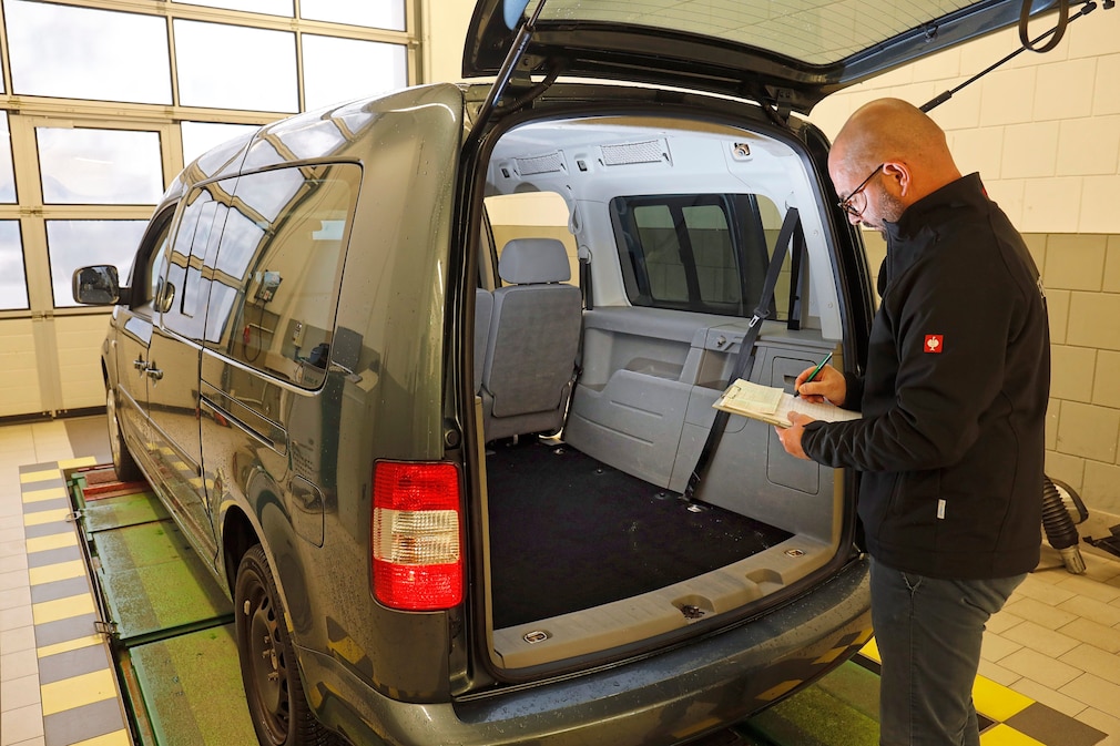 Gebrauchtwagen-Check bei DEKRA, TÜV, KÜS, ADAC - AUTO BILD