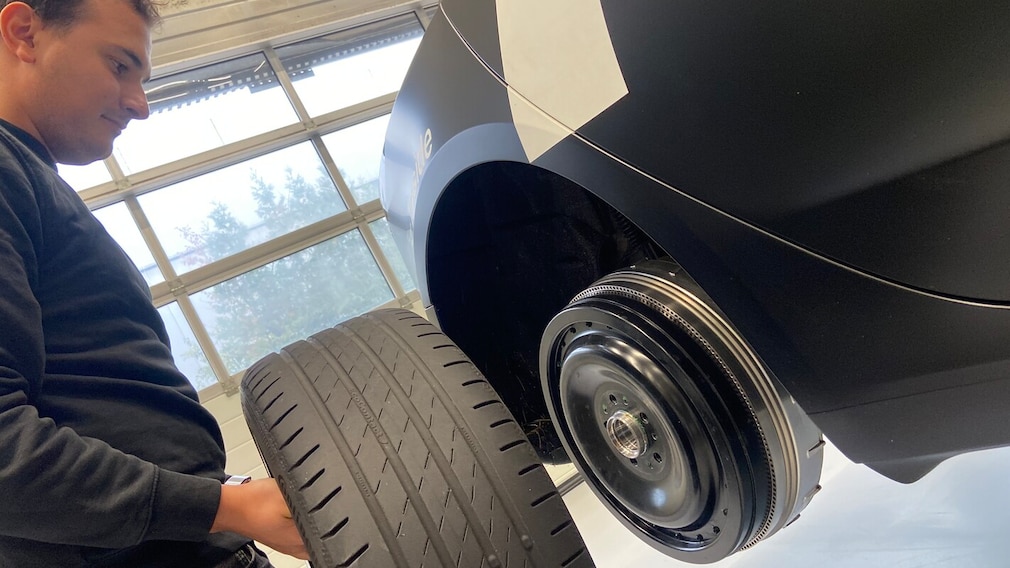 DeepDrive testet Radnabenmotor am Tesla Model 3 - AUTO BILD