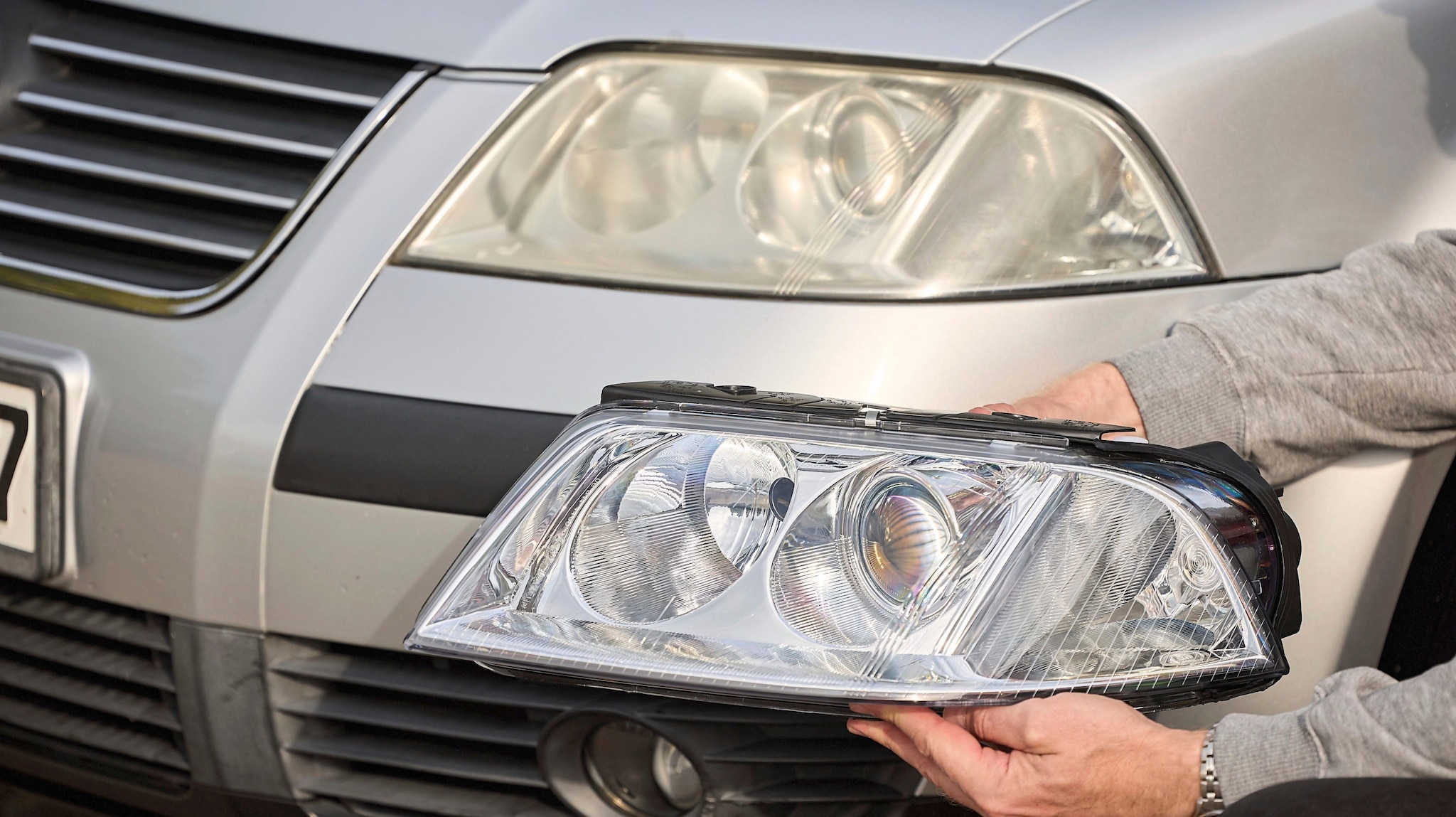 Scheinwerfer reparieren: Halogenscheinwerfer selbst wechseln - AUTO BILD