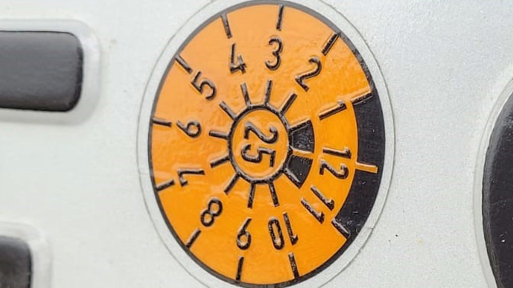 TÜV-Plakette 2025 lesen: Das bedeuten die Farben und Zahlen - AUTO BILD