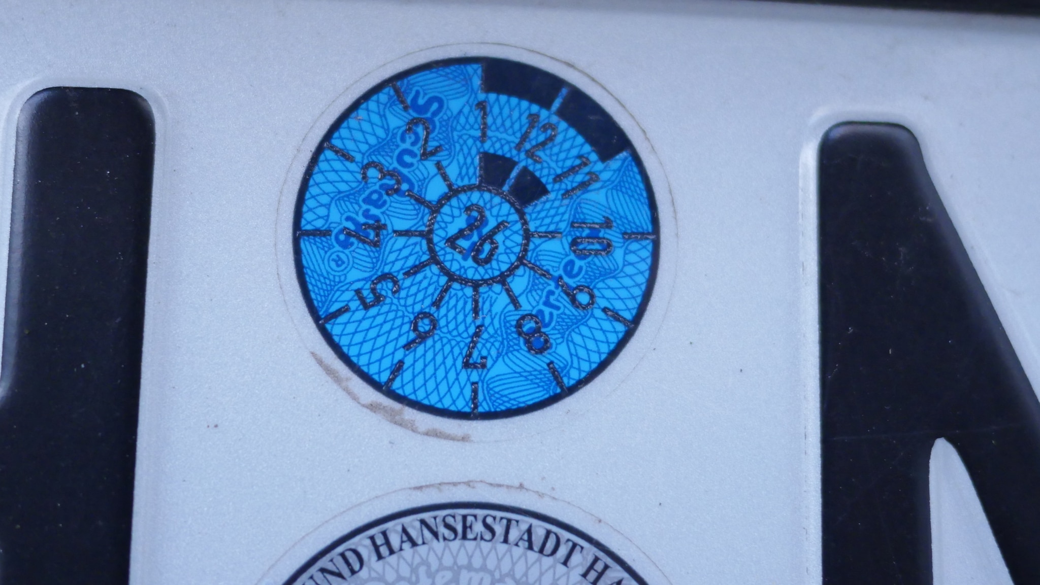 TÜV-Plakette 2026 lesen: Das bedeuten die Farben und Zahlen - AUTO BILD