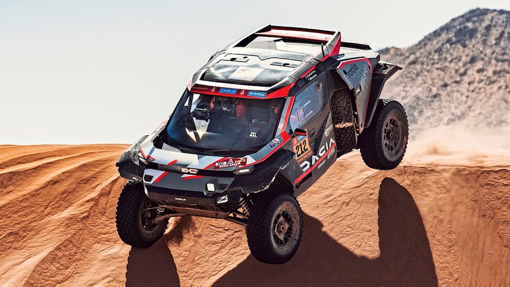 Dacia bei der Rallye Dakar 2025 - Sprung in den heißen Sand - AUTO BILD