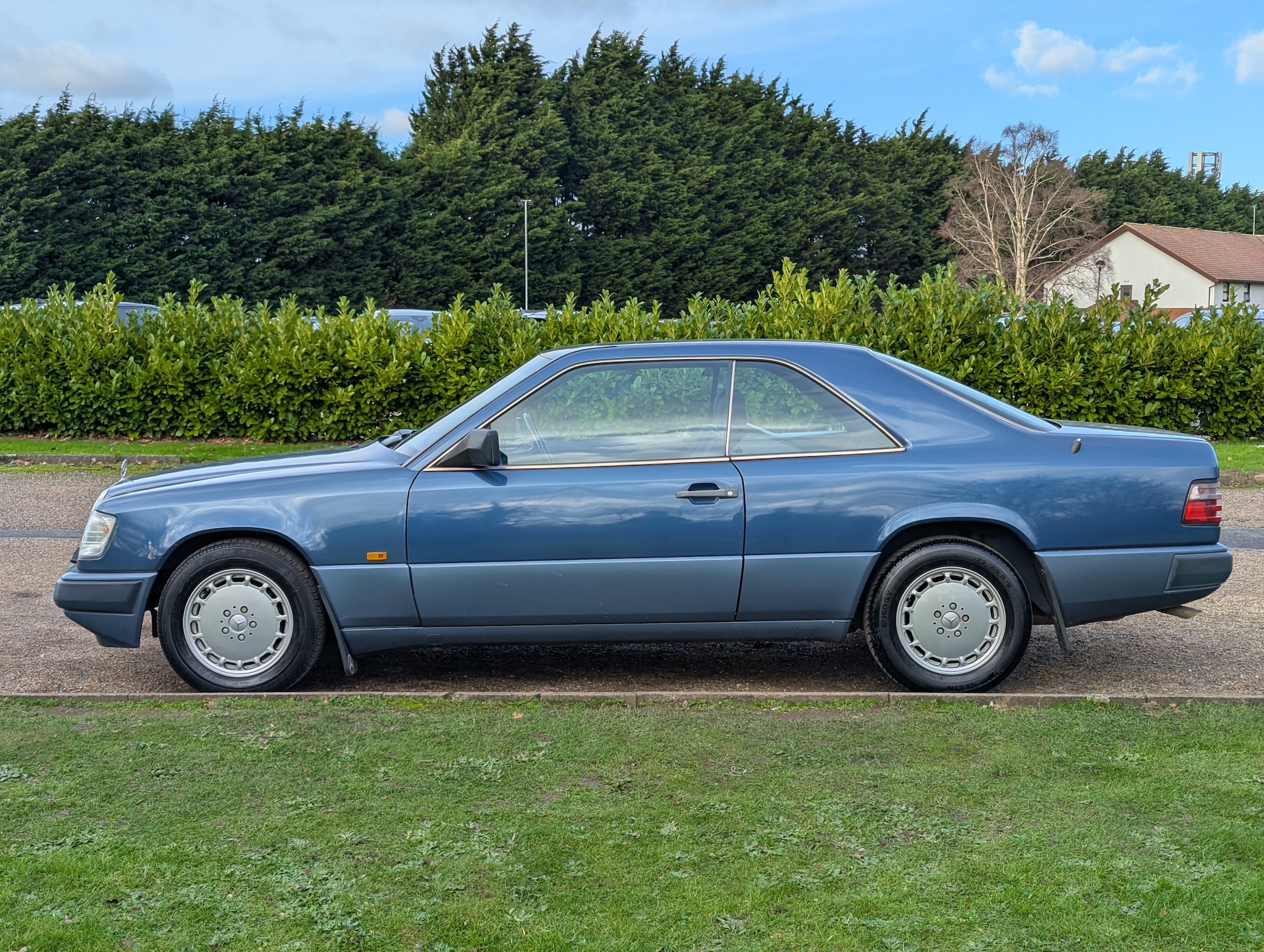 Mercedes 300 CE (W 124) auf Oldtimer-Auktion - AUTO BILD KLASSIK