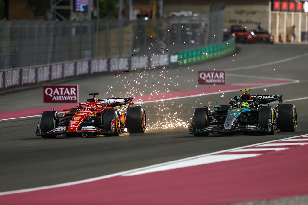 Formel 1: Erster Tag bei Ferrari! Hamilton post vor Ferrari F40 - AUTO BILD