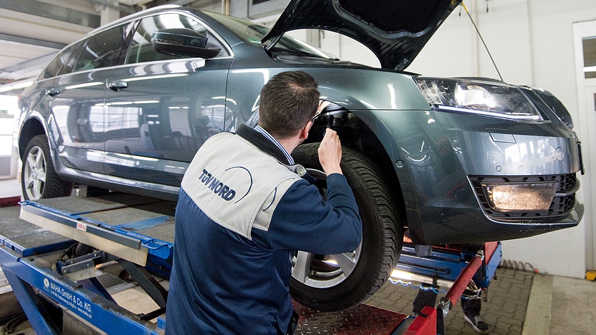 EU-Plan: Zehn Jahre alte Autos sollen jedes Jahr zur HU - AUTO BILD