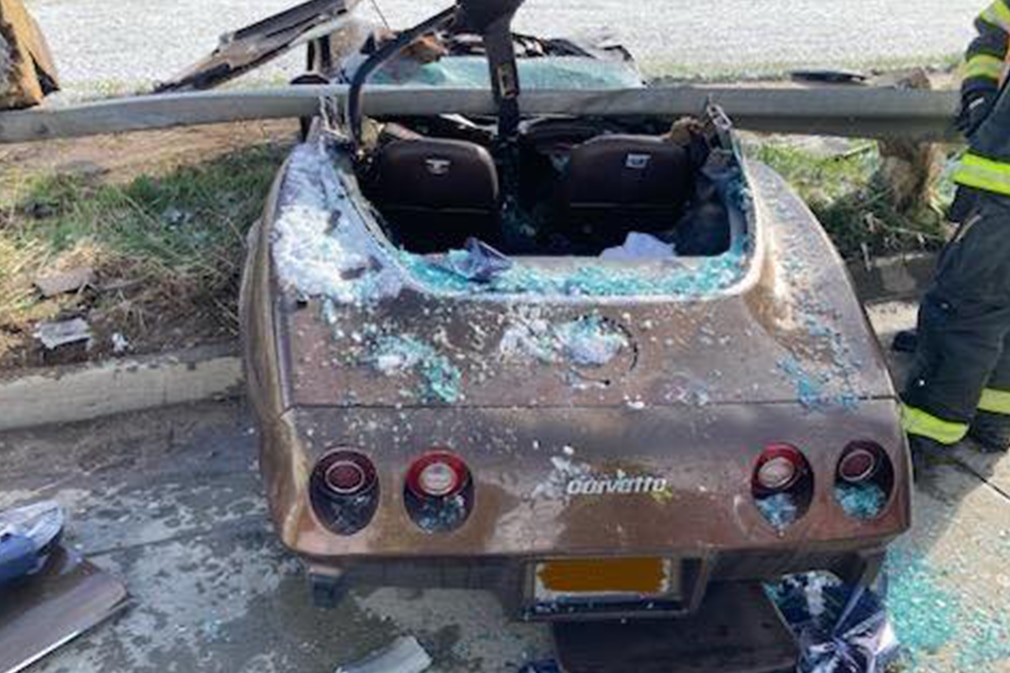 Chevrolet Corvette C3 gecrasht: Fahrer unverletzt - AUTO BILD