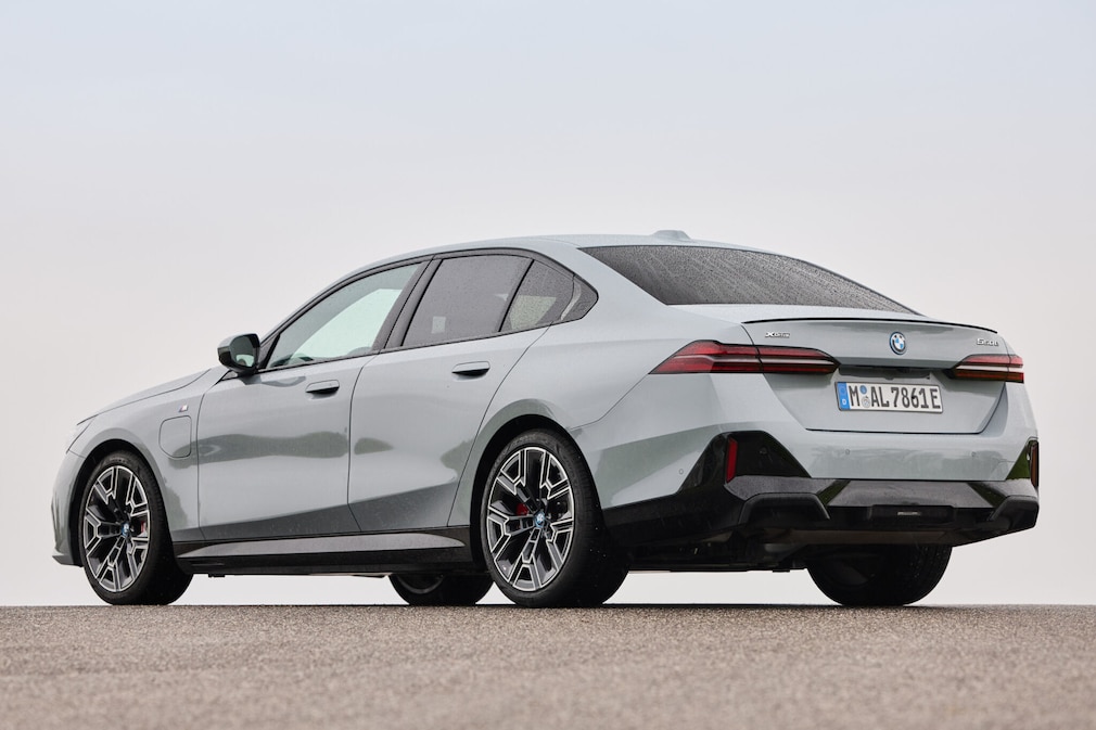 BMW 550e xDrive: teurer Plug-in-Hybrid im Test - AUTO BILD