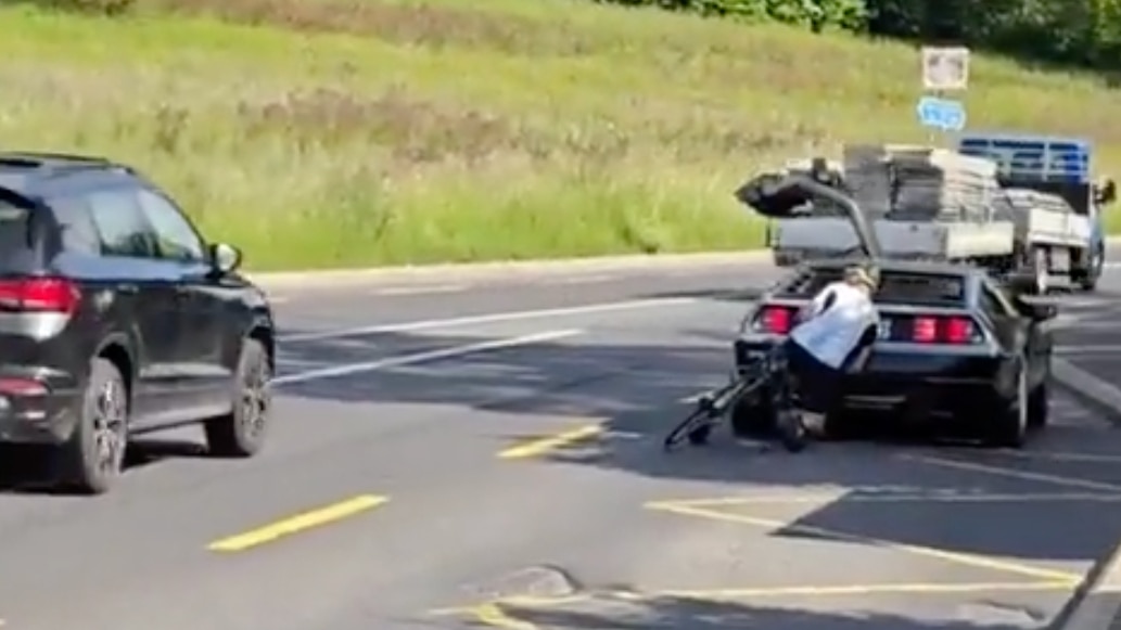 Crash mit DeLorean: Radfahrer fährt ungebremst in seltenen Oldie - AUTO ...