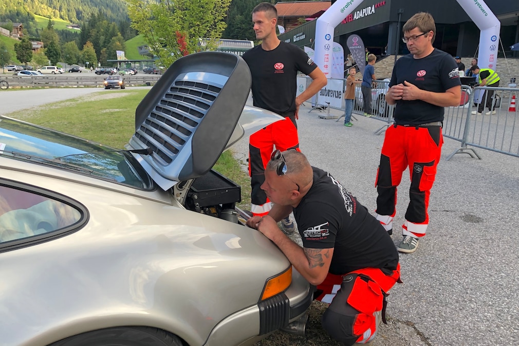 Panne von Rennlegende Strietzel Stuck mit Porsche 911 Turbo (930 ...