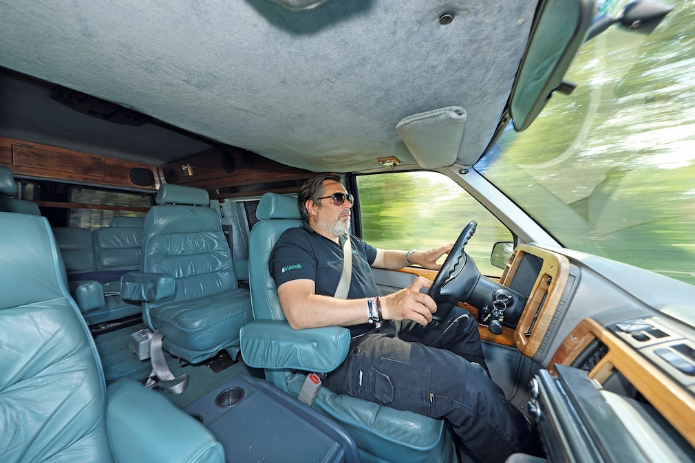Chevrolet Astro vs. VW T4: Duell der Bus-Legenden - AUTO BILD KLASSIK