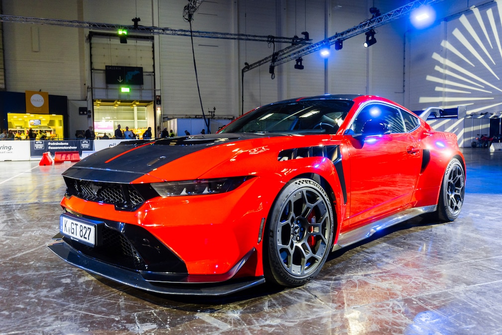 Emotionaler Moment auf der Essen Motor Show 2025 - AUTO BILD