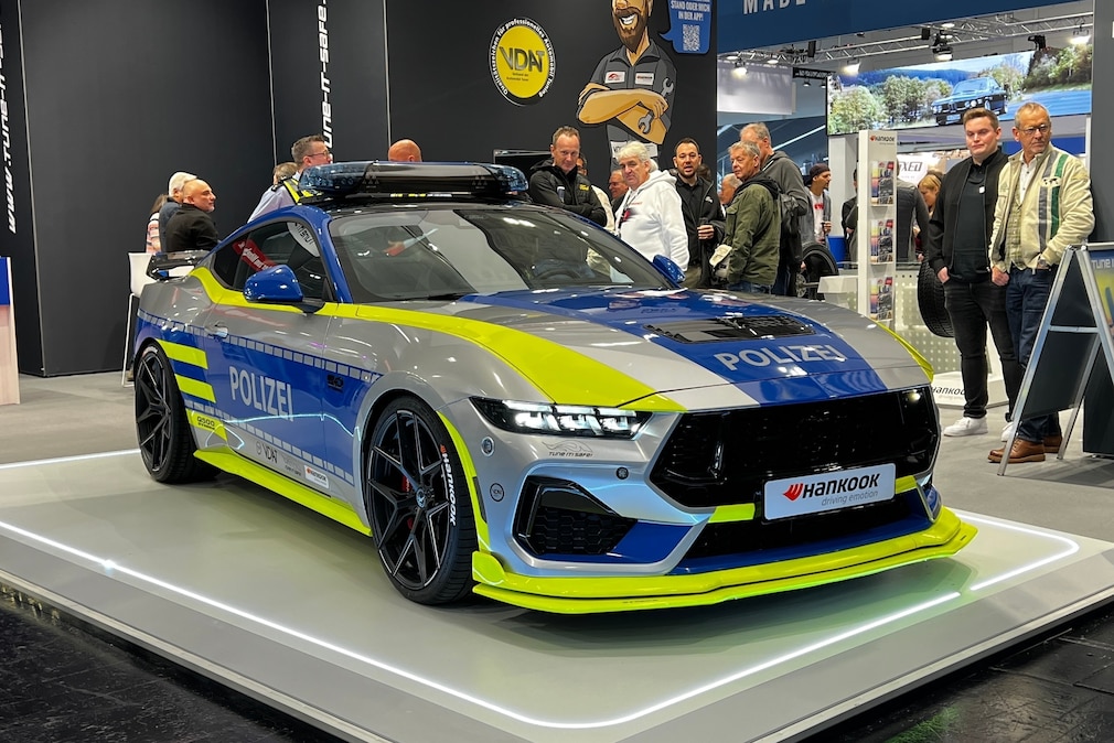 Emotionaler Moment auf der Essen Motor Show 2025 - AUTO BILD