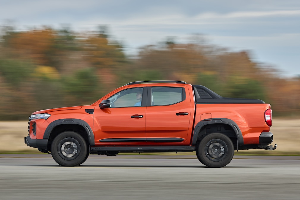 Maxus T60 vs. Toyota Hilux: Diesel-Pick-ups im Test - AUTO BILD