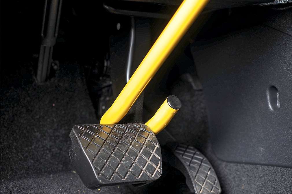 Lenkradkrallen im Test: Welche Modelle bieten echten Schutz? - AUTO BILD