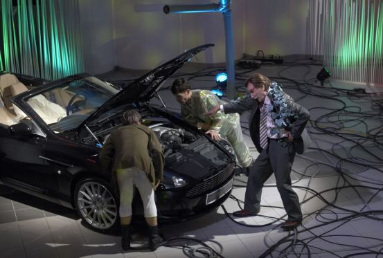 Auto-Oper im Showroom - AUTO BILD