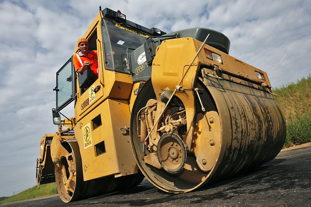 AUTO BILD beim Straßenbau - AUTO BILD