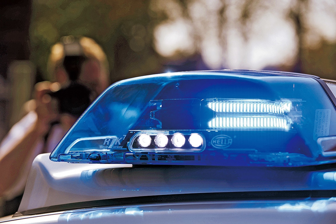 Mercedes E-Klasse Polizeiwagen mit LED-Blaulicht - AUTO BILD