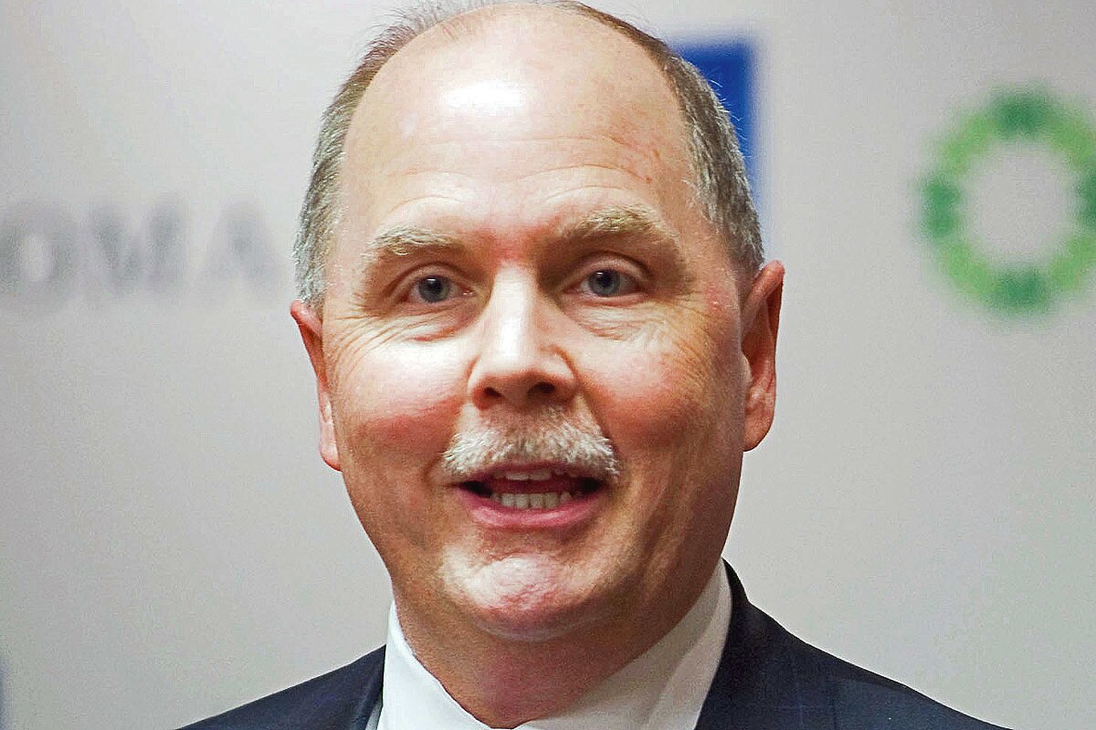 GM-Chef Henderson in Deutschland - AUTO BILD