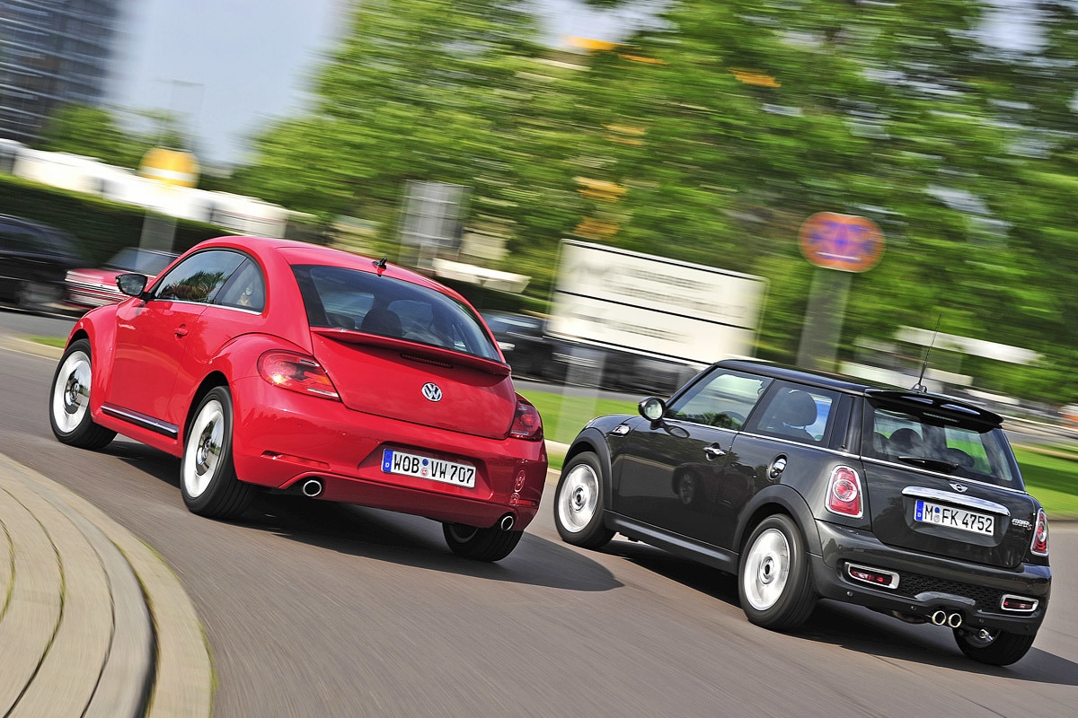 Retro-Vergleich: Der neue VW Beetle tritt gegen den Mini Cooper an ...