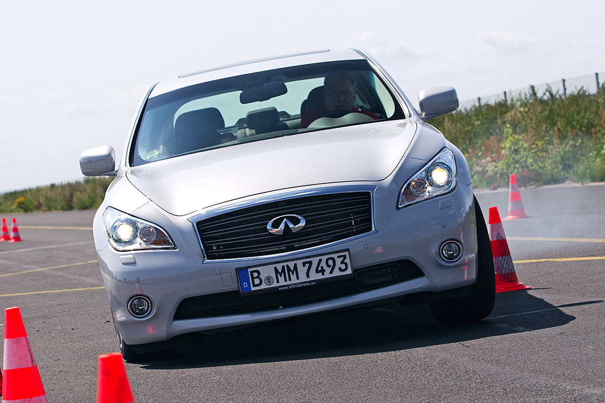 Infiniti m35h store