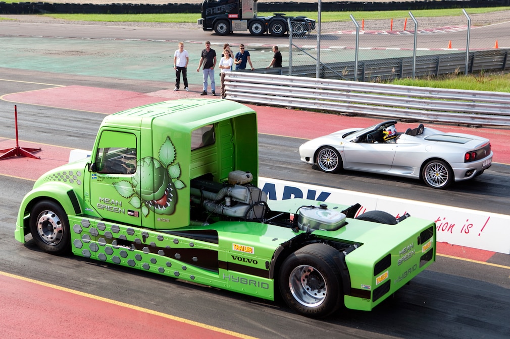 Volvo Hybrid-Truck gegen Ferrari - AUTO BILD