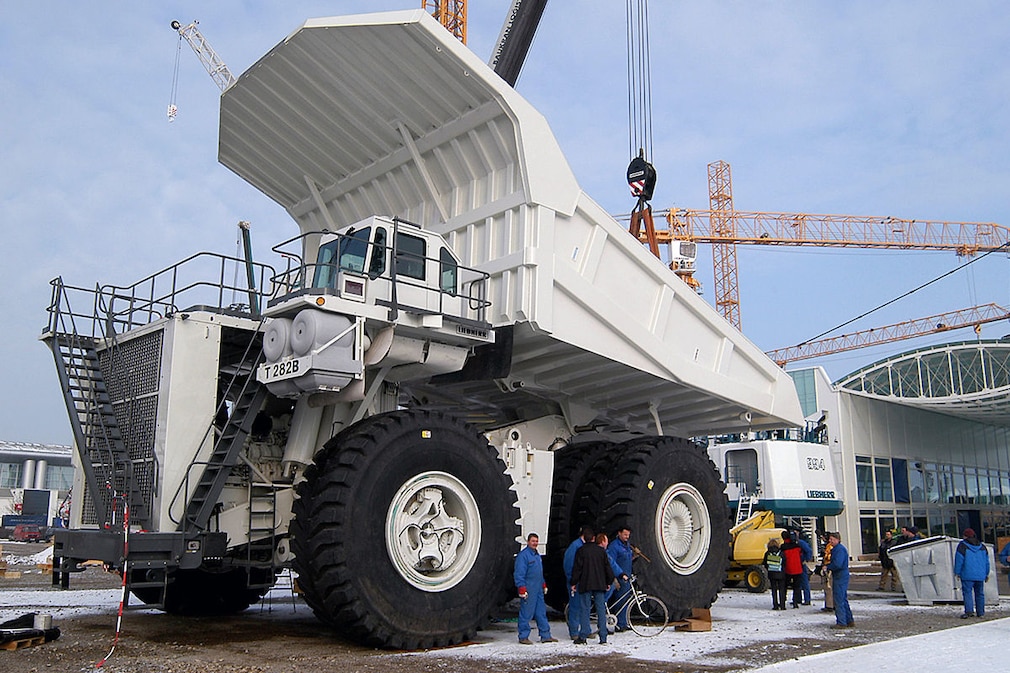 Mega-Lkw im Bergbau: die größten Minen-Giganten der Welt - AUTO BILD