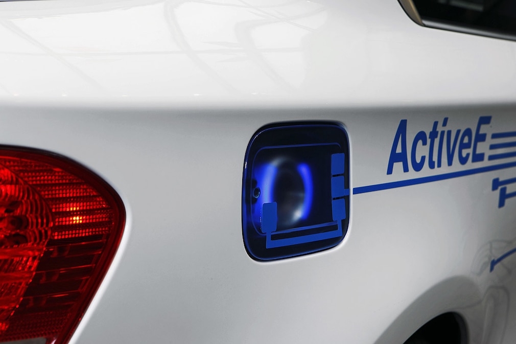 BMW: Neues Ladesystem für E-Autos - AUTO BILD