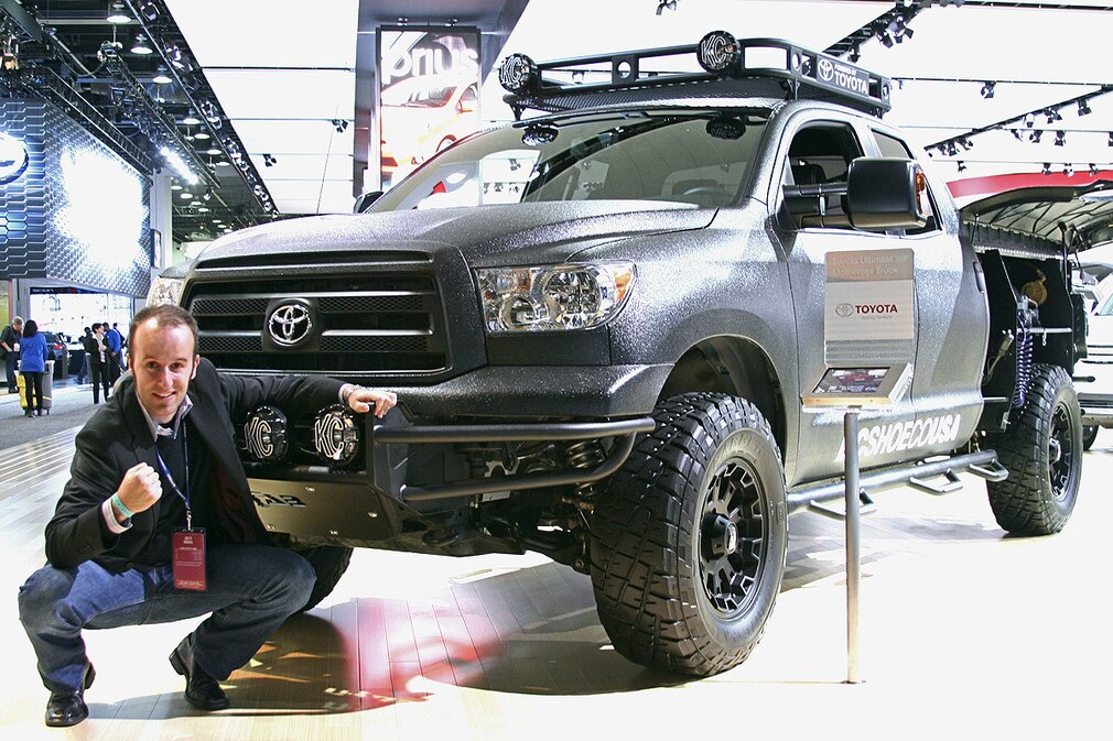 Sitzprobe im Toyota Ultimate Motocross Truck - AUTO BILD