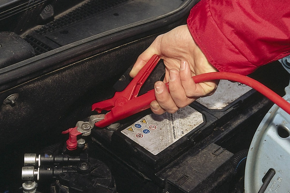 Auto überbrücken: richtig Starthilfe geben - AUTO BILD