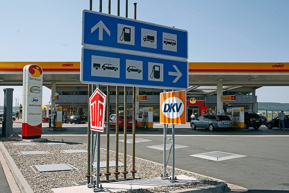 Elf Spartipps für Autofahrer: Wann ist Tanken am günstigsten? - AUTO BILD